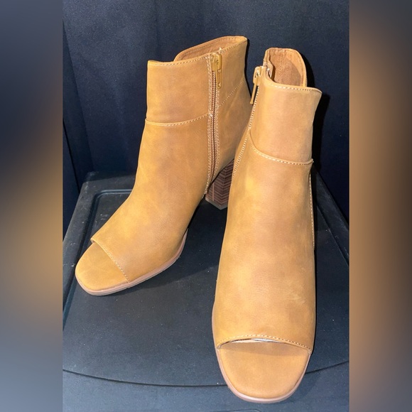 BC Footwear | Shoes | Brand New Bc Tan Vegan Leather Peep Toe Stacked ...